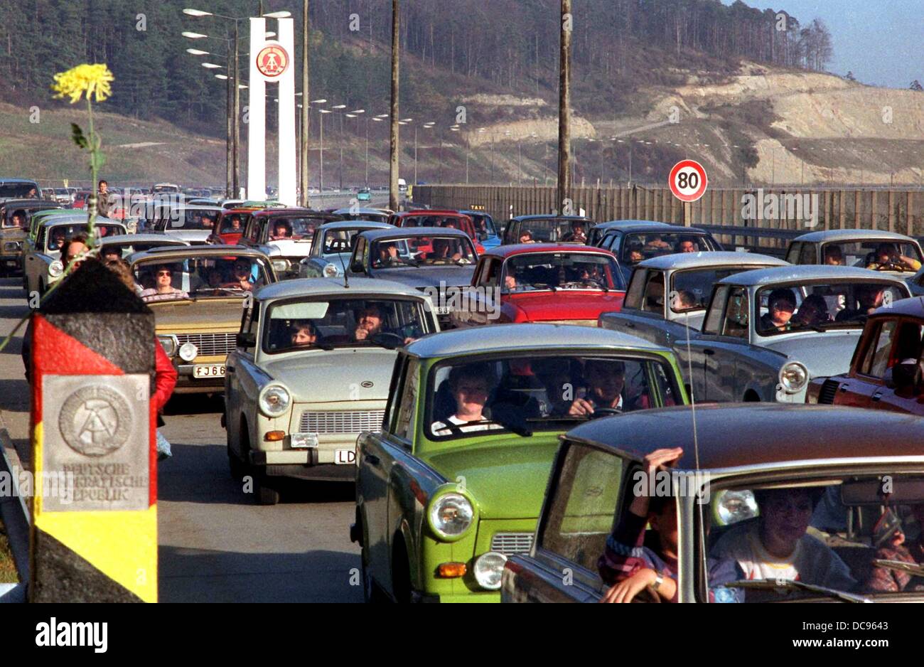 A trabi column crosses border crossing point Herleshausen on the 11th ...