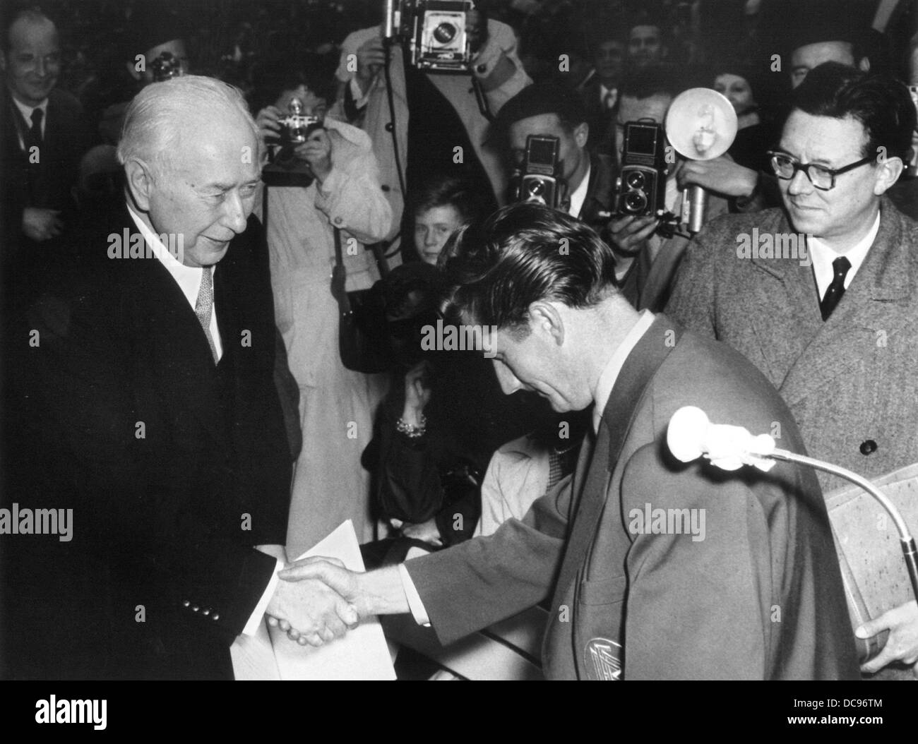 German president Theodor Heuss (l) congratulates Fritz Walter (r) on ...