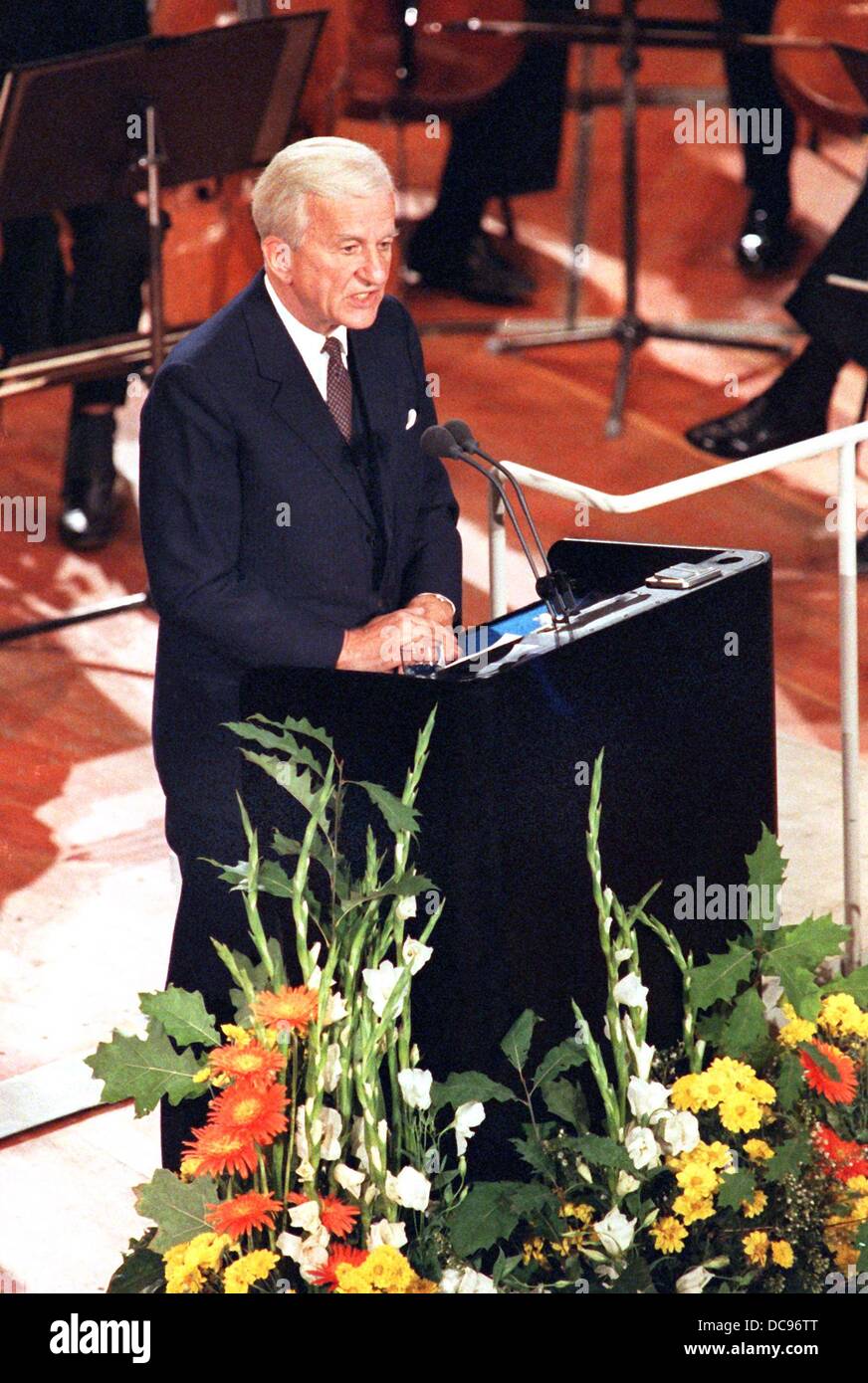 German President Richard von Weizsaecker delivers a speech during the ...
