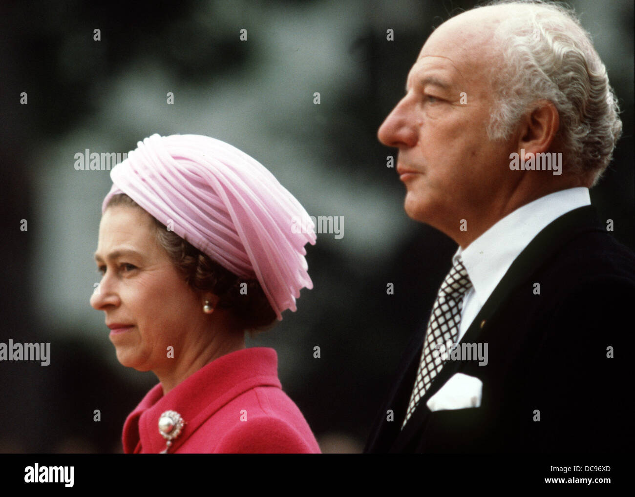 Queen Elizabeth II. of Great Britain and German president Walter Scheel ...