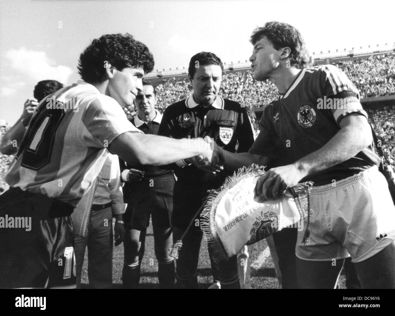 Diego maradona hi-res stock photography and images - Alamy
