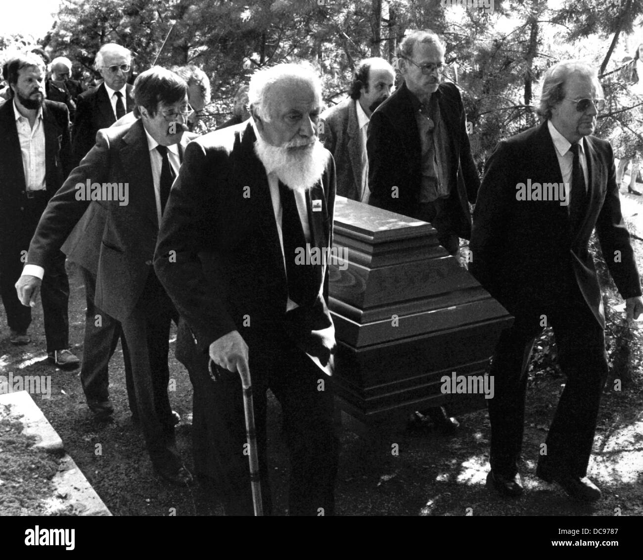 The coffin of writer Heinrich Böll is carried by his colleagues Lew ...