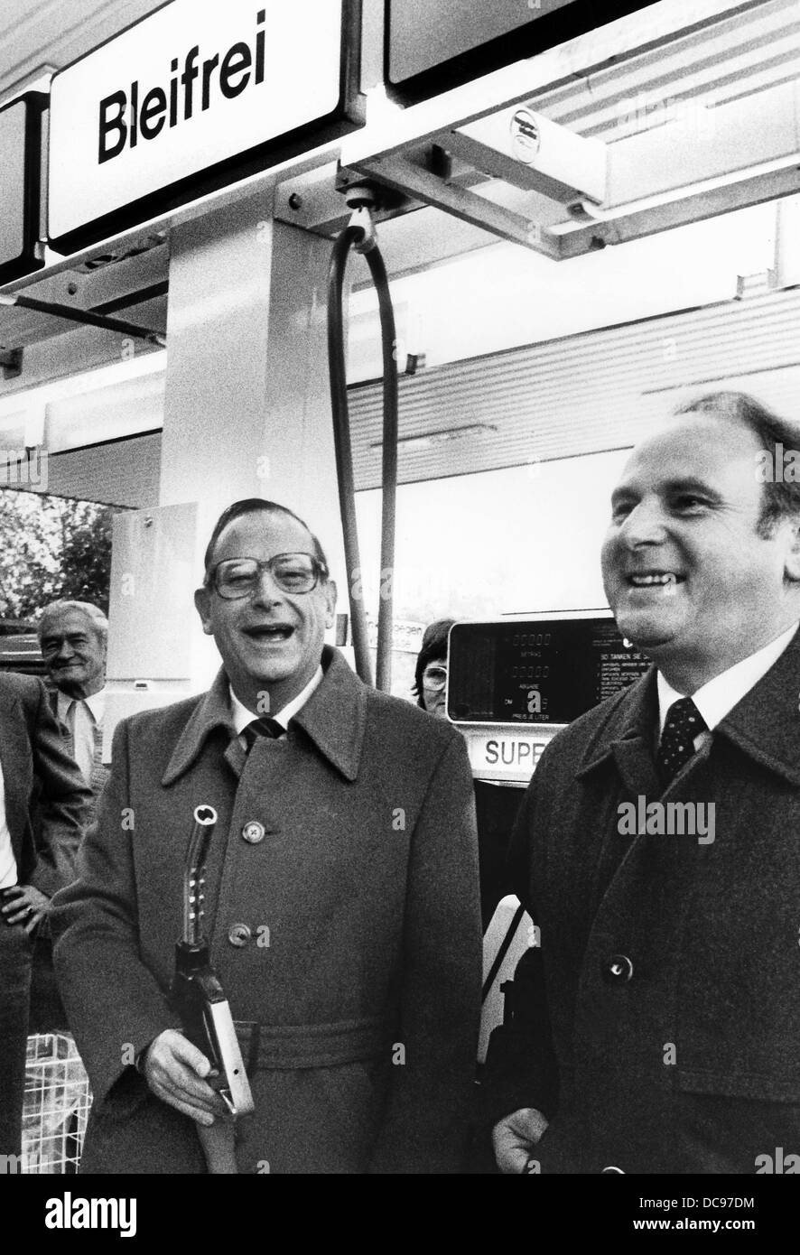 Minister of the interior Friedrich Zimmermann (l) and governing mayor ...