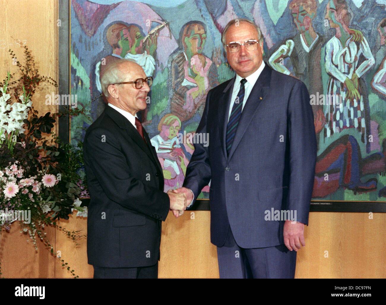 General secretary of the SED in the GDR Erich Honecker (l) is received ...