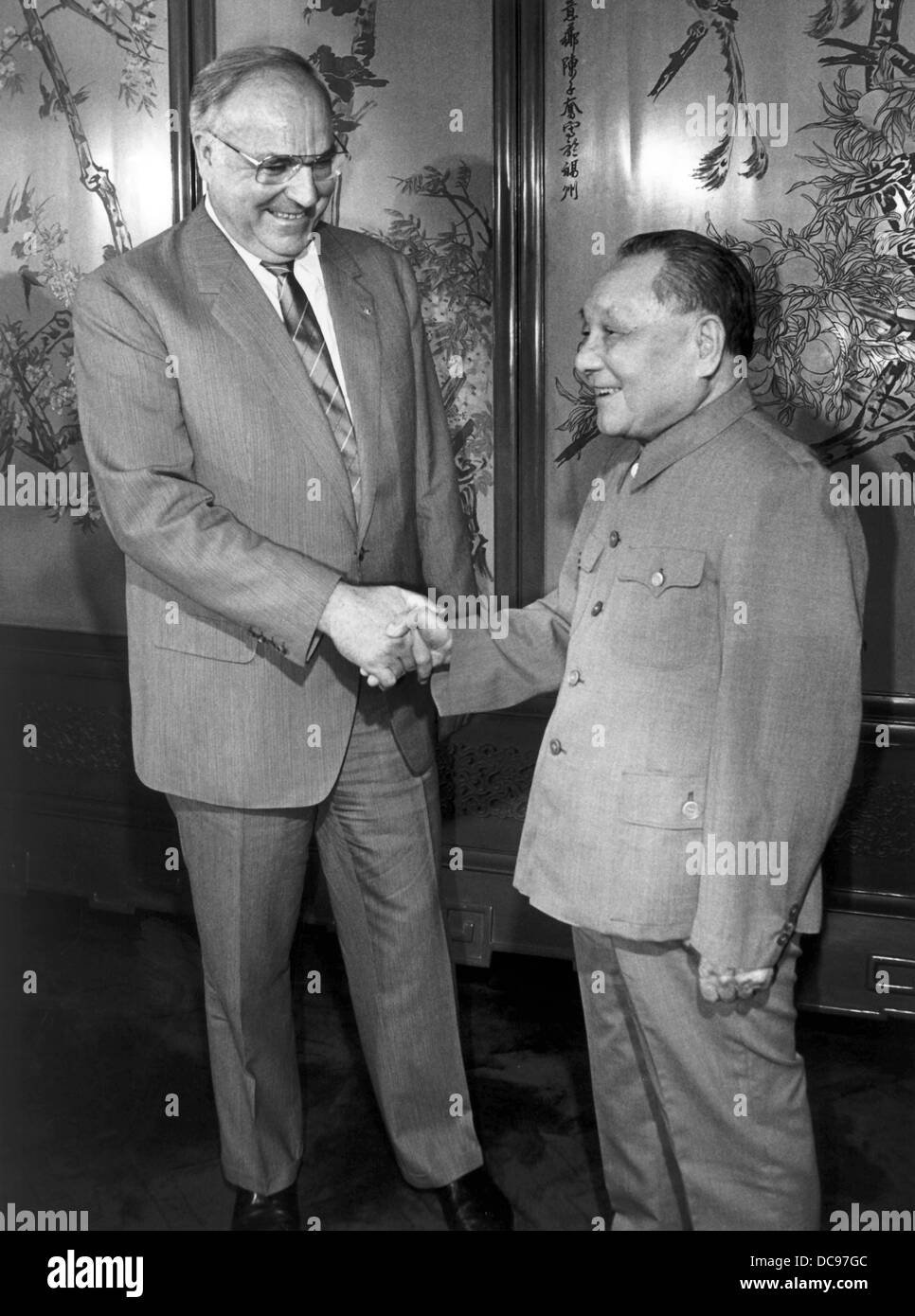 Helmut Kohl (l) is received by Deng Xiaoping (r) in Beijing on the 14th ...