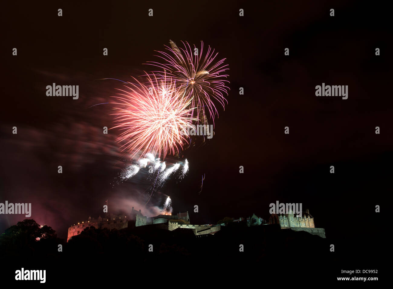 Fireworks over edinburgh castle hi-res stock photography and images - Alamy