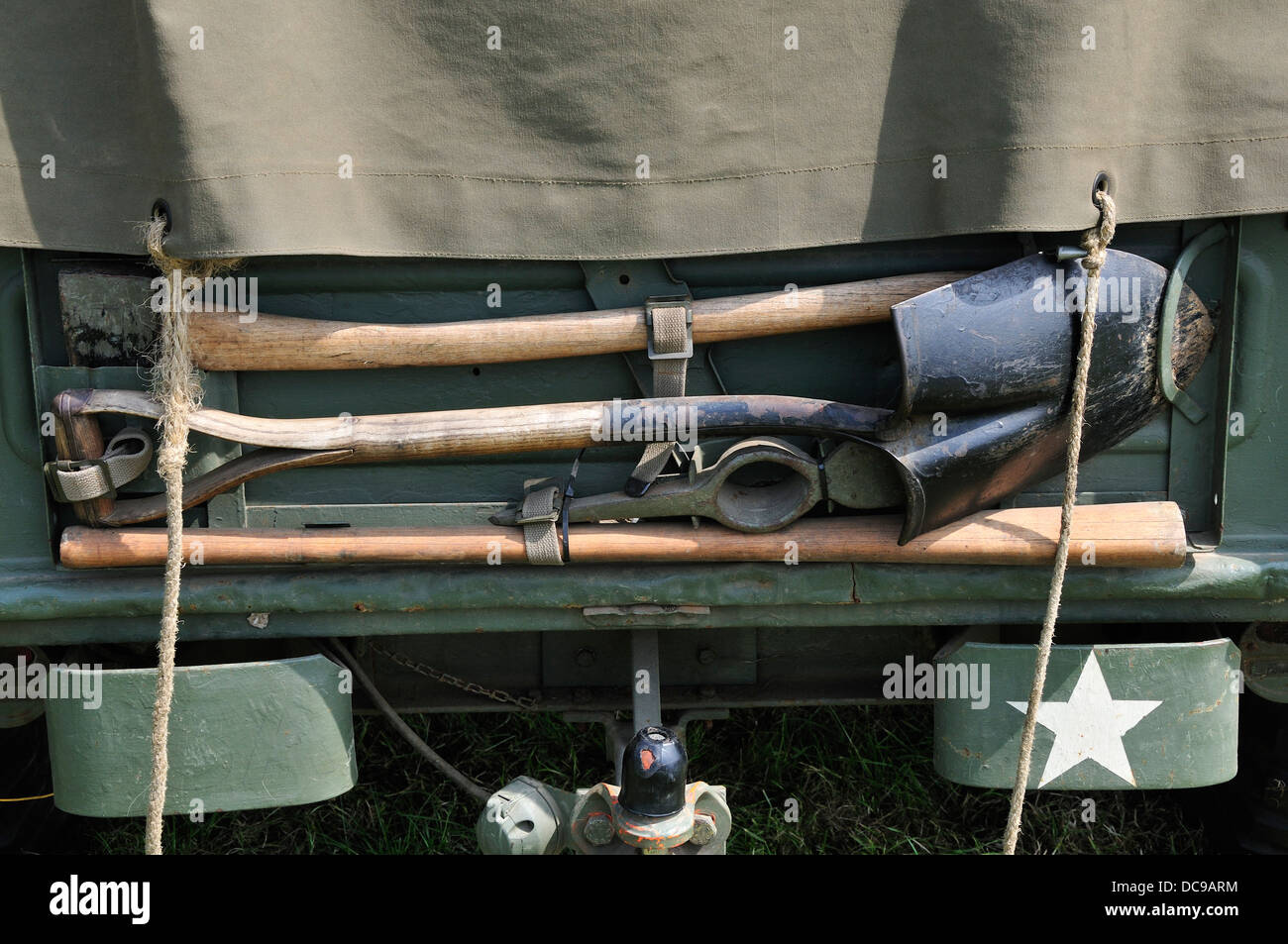 Army shovel hi-res stock photography and images - Alamy