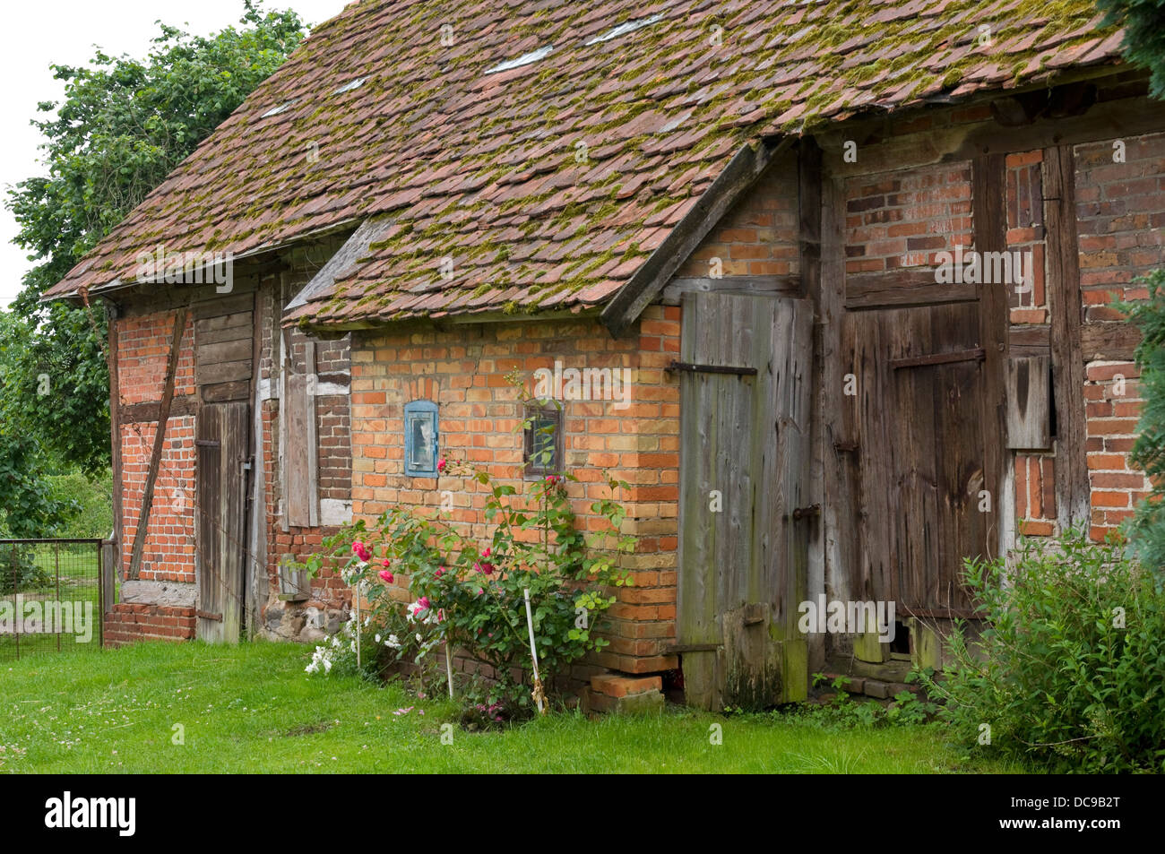 Old outbuildings hi-res stock photography and images - Alamy