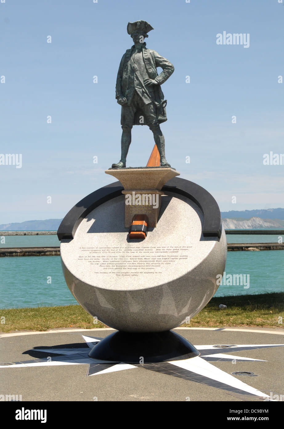 The statue of Captain Cook who discovered NZ Stock Photo - Alamy