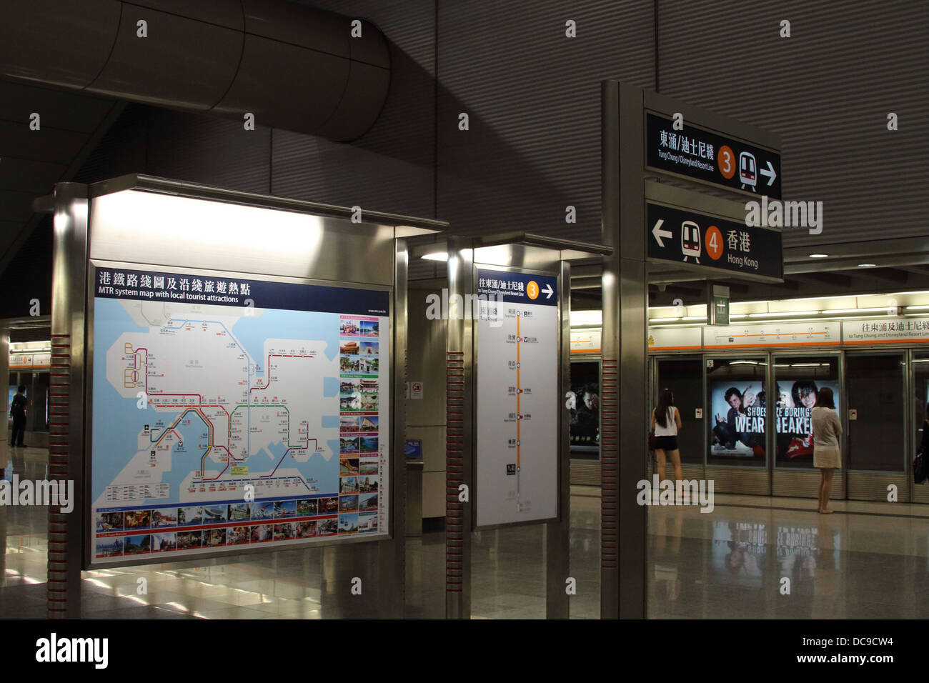 Waiting for a train at Kowloon MTR platform Stock Photo - Alamy