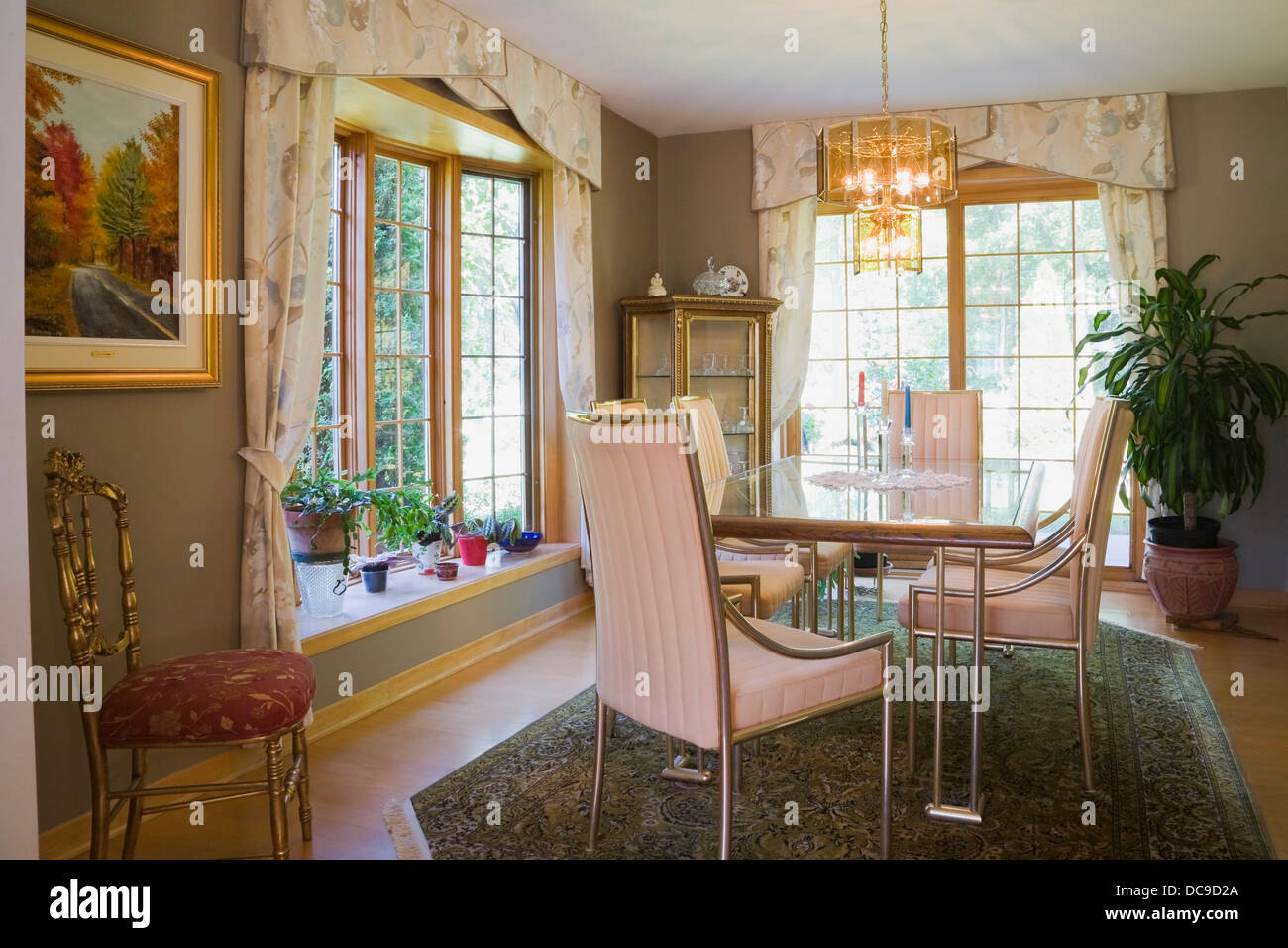 Inside dining room hi-res stock photography and images - Alamy