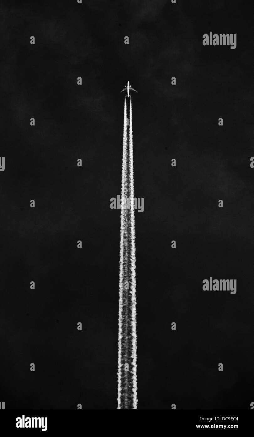 Plane Flight Path Stock Photo - Alamy