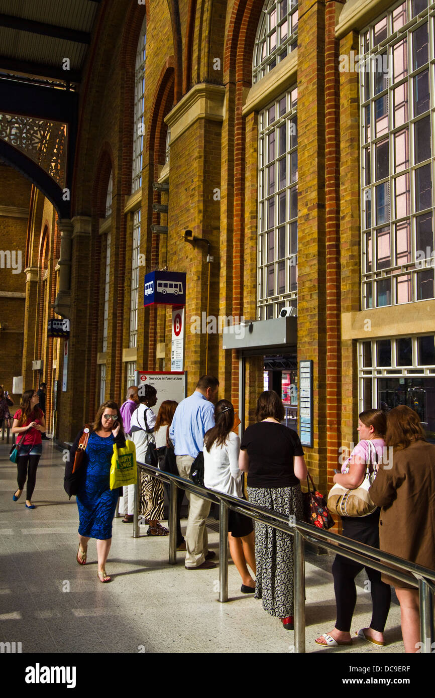Bus queue hi-res stock photography and images - Alamy