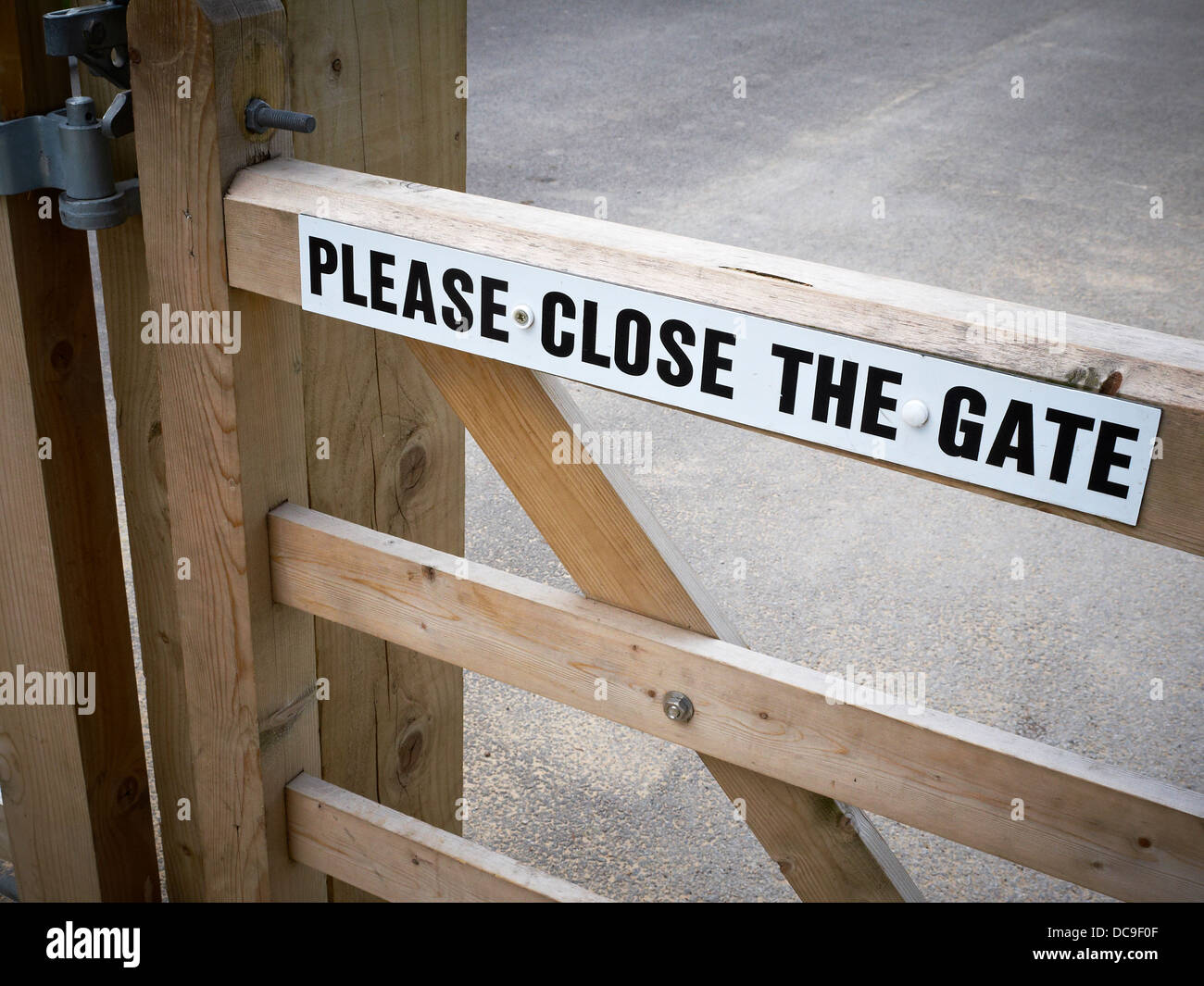 Close the gate sign hi-res stock photography and images - Alamy