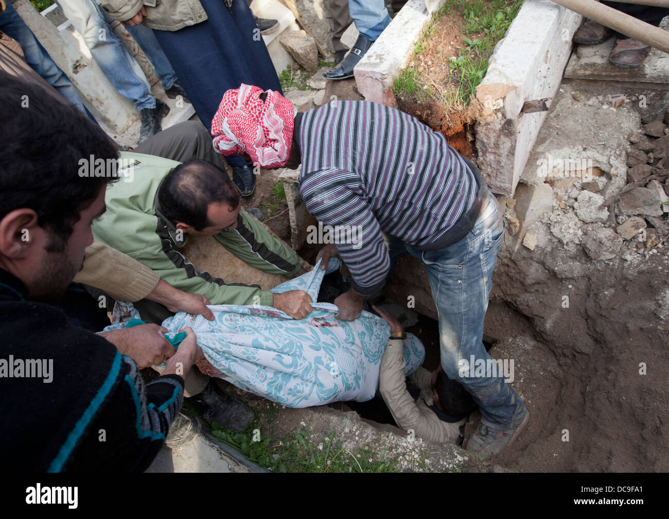 Dead body the end death army soldier hi-res stock photography and ...