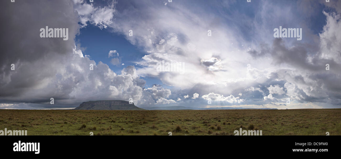 Beautiful skyline above a wide landscape Stock Photo - Alamy