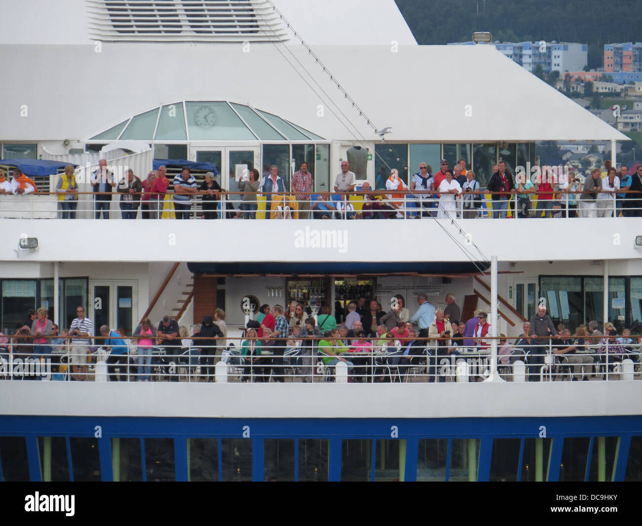 CRUISE SHIP PASSENGERS Stock Photo - Alamy