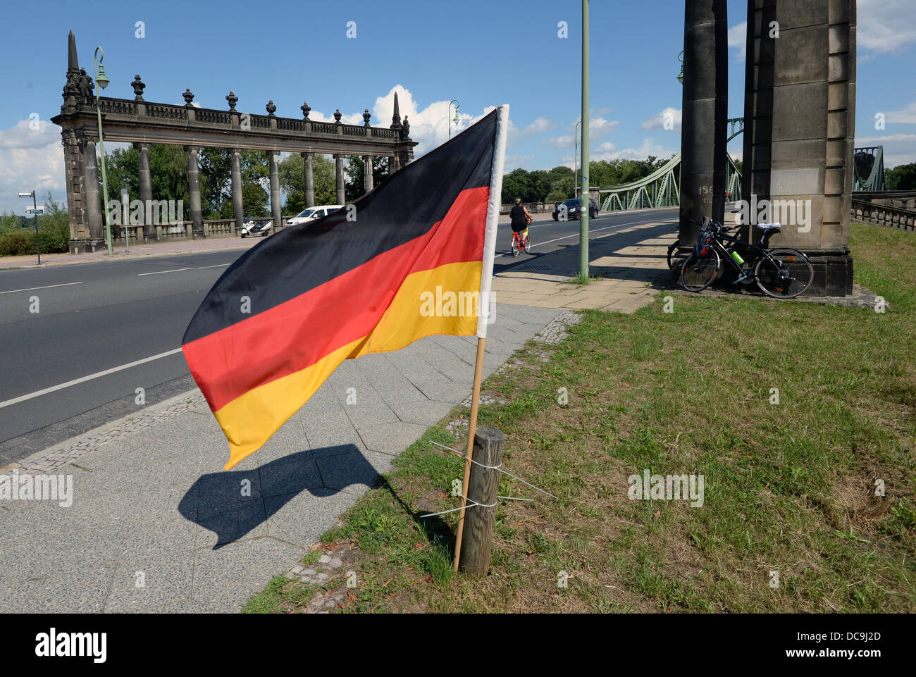 Berlin wall wave 1961 hi-res stock photography and images - Alamy