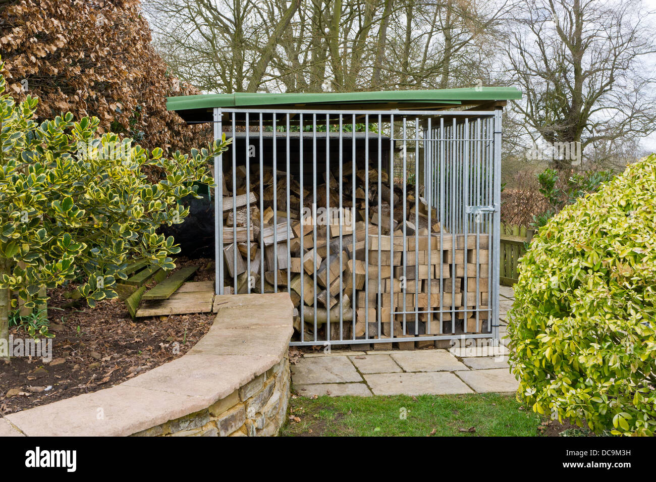 Fire behind bars hi-res stock photography and images - Alamy