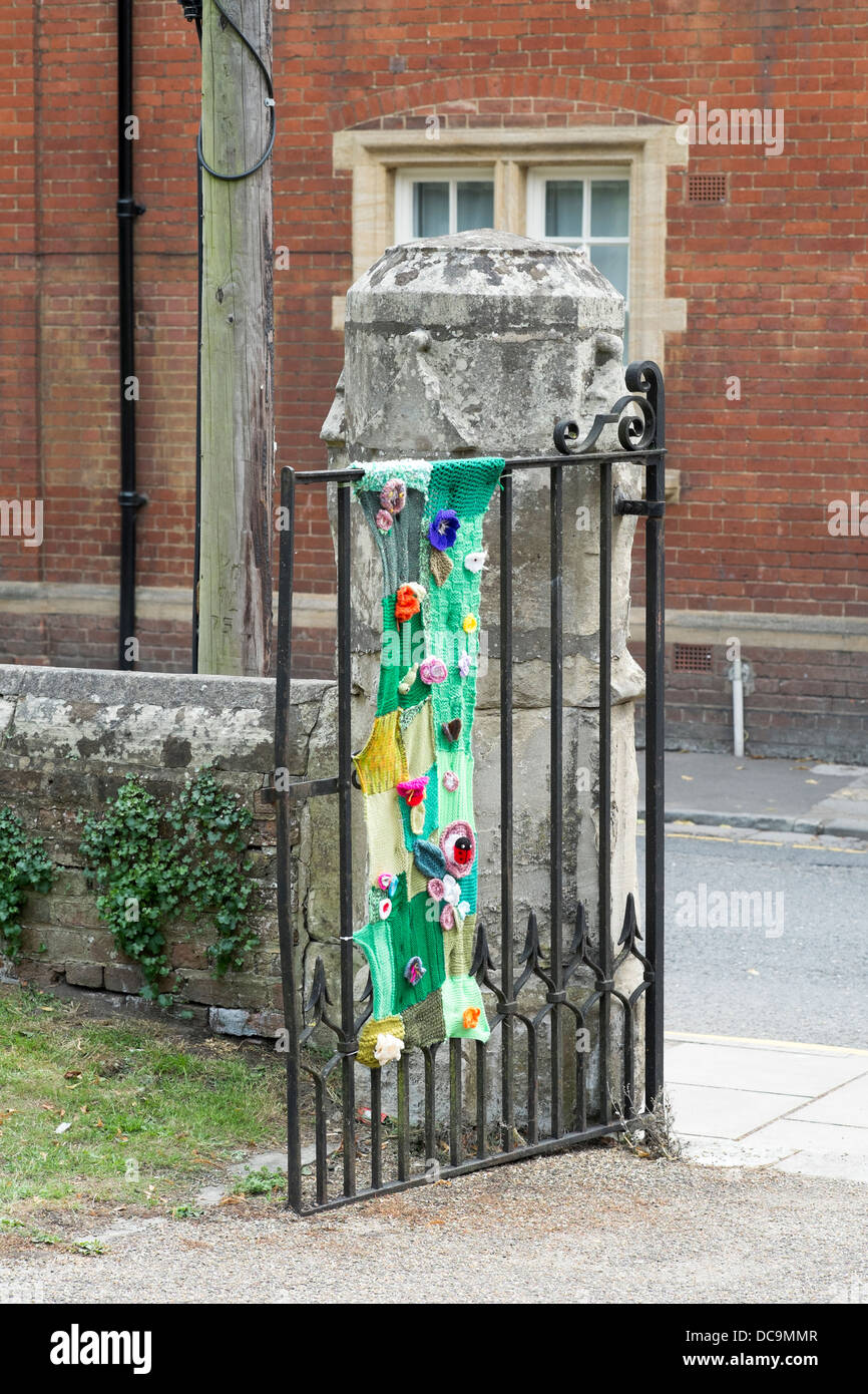 Yarn bombing knitted artwork hi-res stock photography and images - Alamy