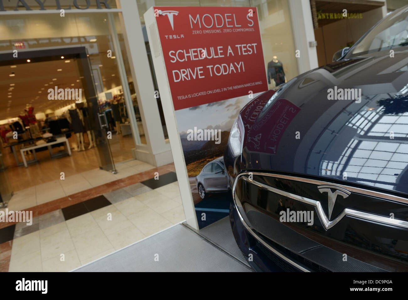 Car display in mall hi-res stock photography and images - Alamy