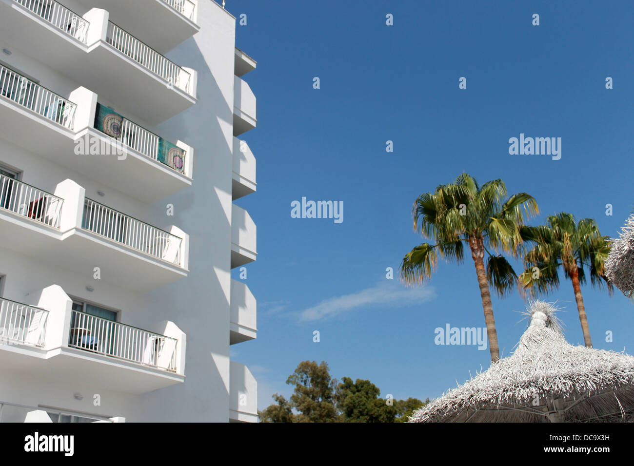 Spanish architecture palm trees hi-res stock photography and images - Alamy