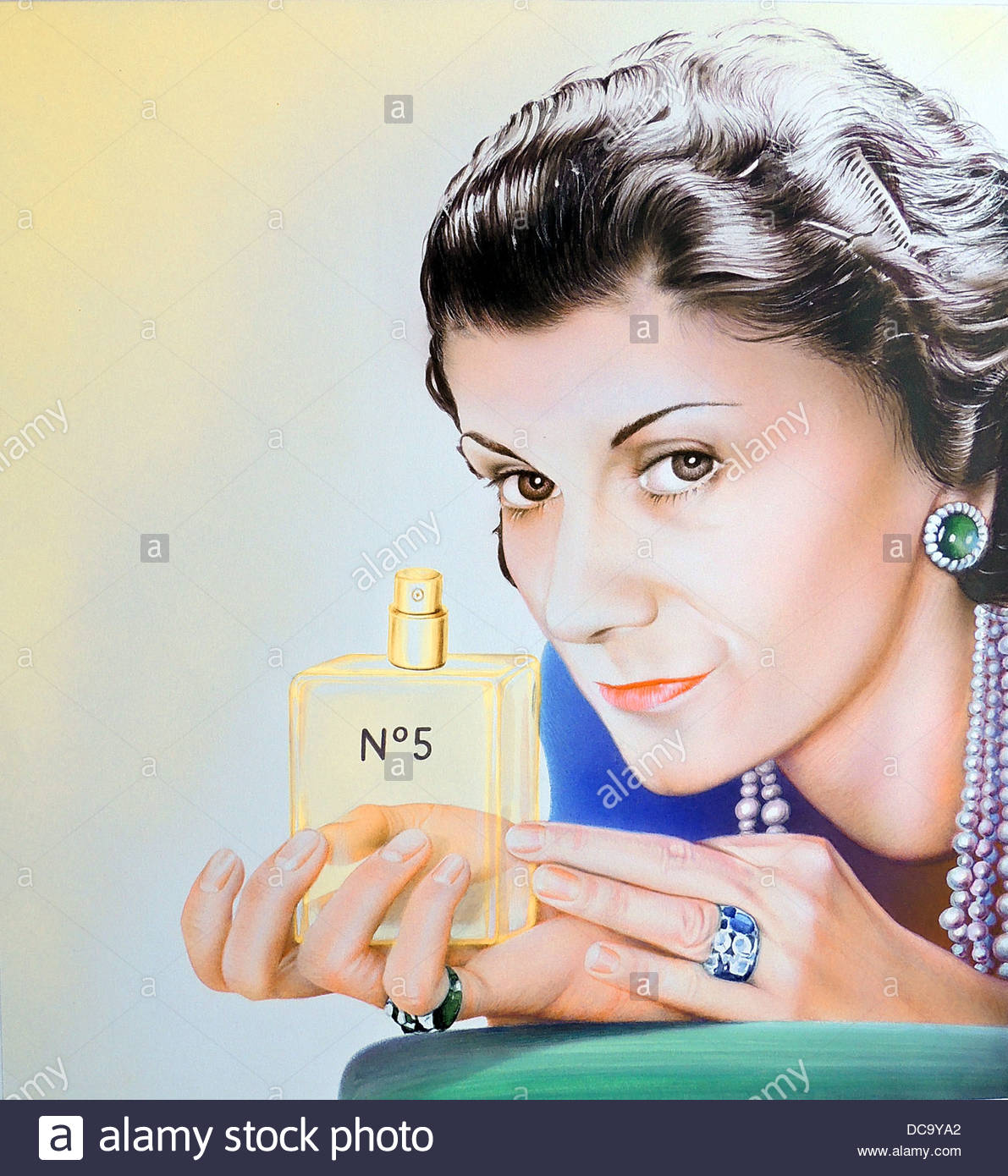 Chanel No 5 Perfume Stock Photos & Chanel No 5 Perfume Stock Images - Alamy