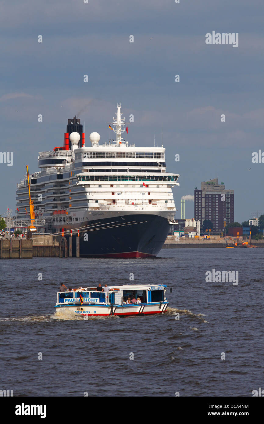 Cruise ship Queen Elizabeth Stock Photo - Alamy