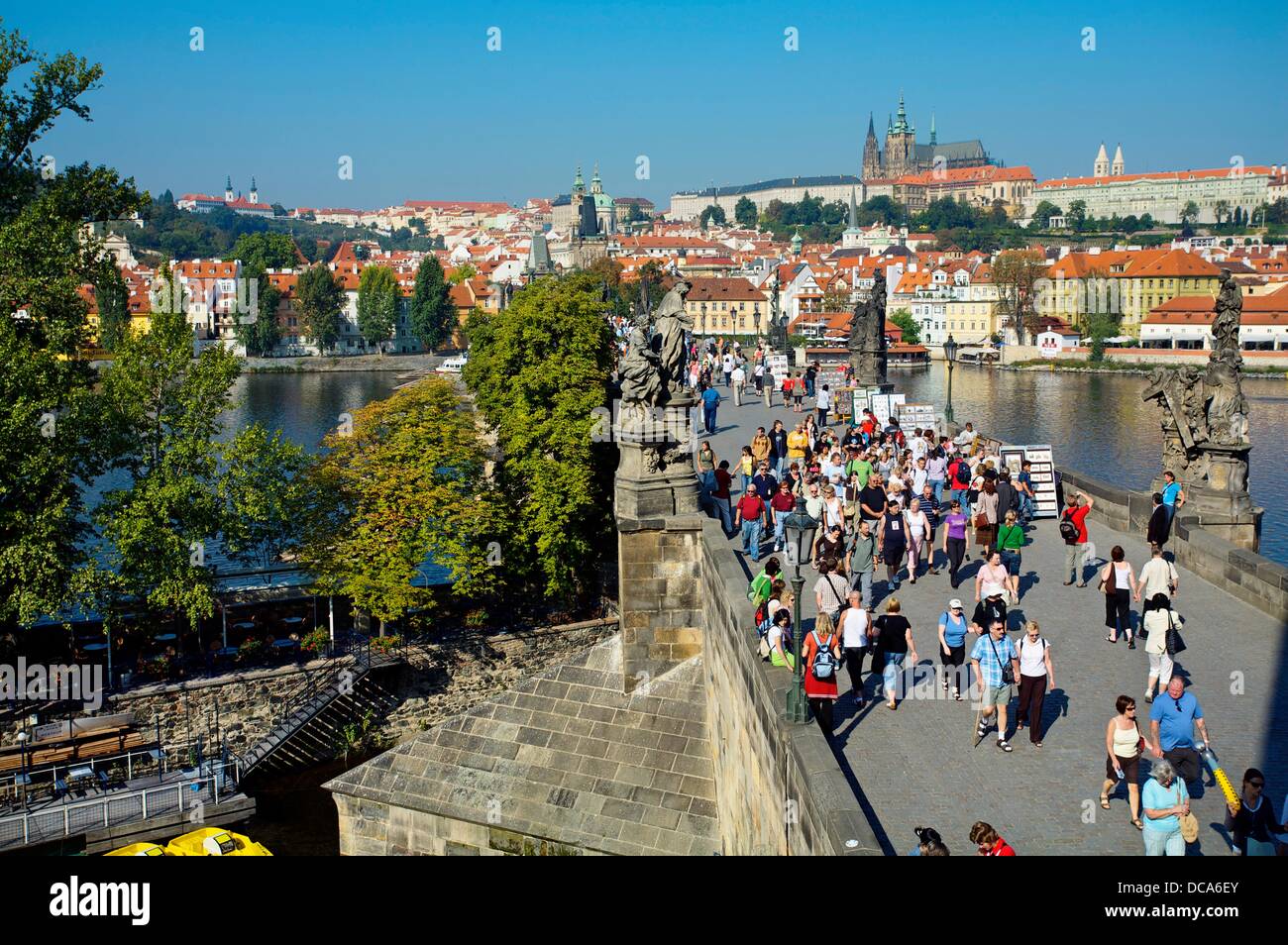 King charles crowd hi-res stock photography and images - Alamy