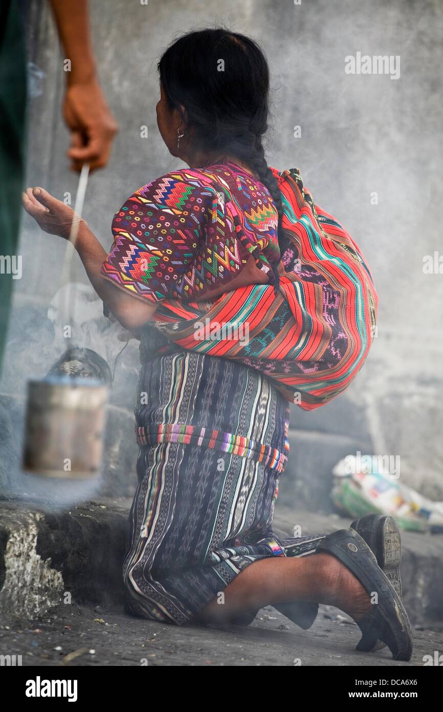 Mayan people praying hi-res stock photography and images - Alamy