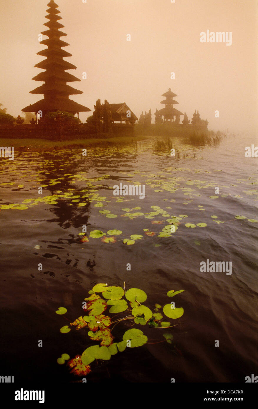 Lake baratan ulun danu temple hi-res stock photography and images - Alamy