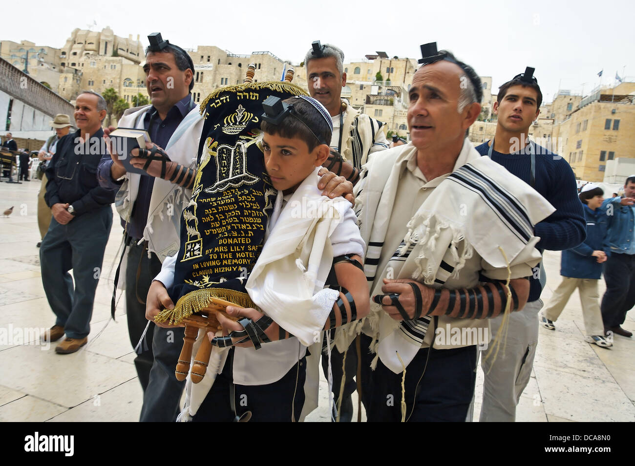Carrying the torah hi-res stock photography and images - Alamy