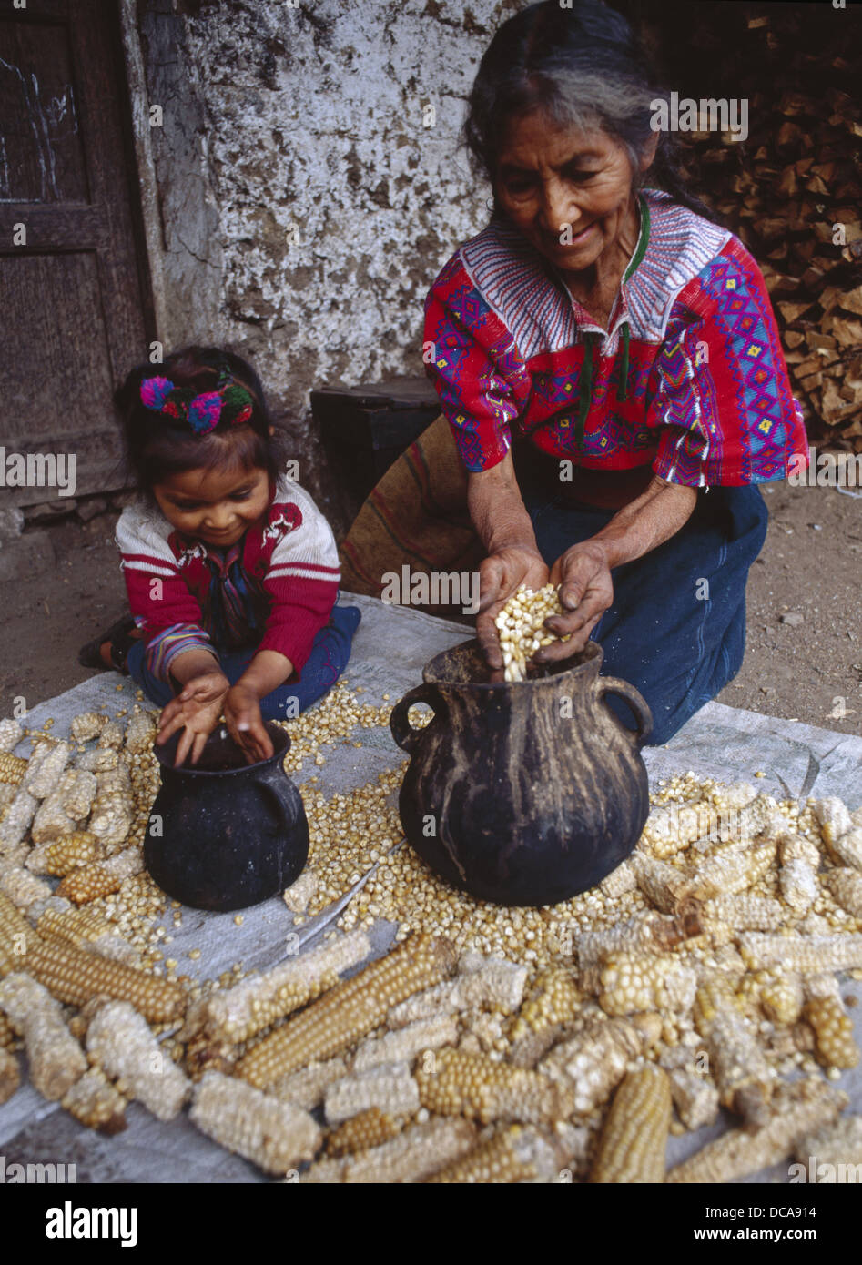 Shelling corn, Todos Santos Cuchumatán. Guatemala Stock Photo - Alamy