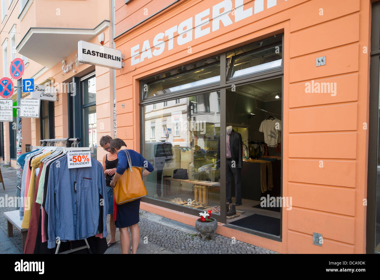 Boutique shop exterior hi-res stock photography and images - Alamy