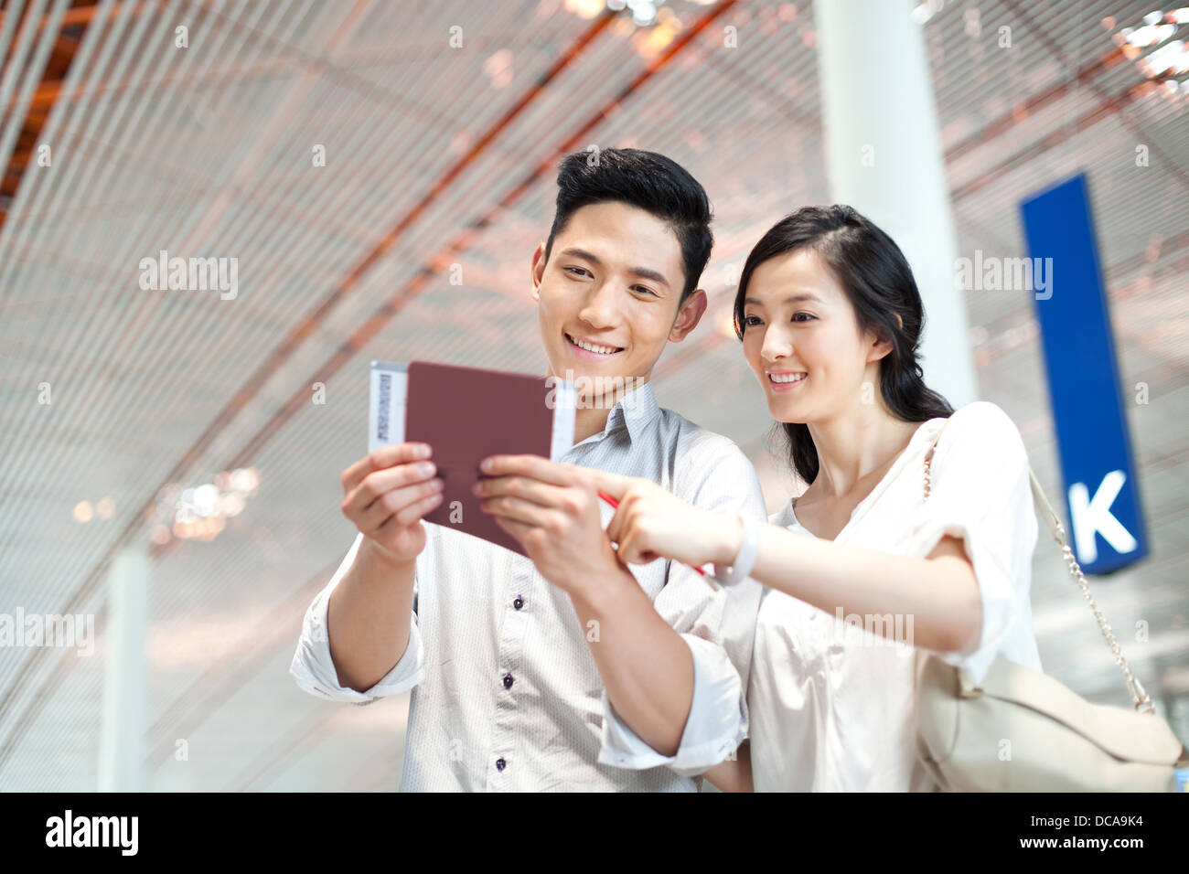 Couple looking for tickets passport hi-res stock photography and images ...