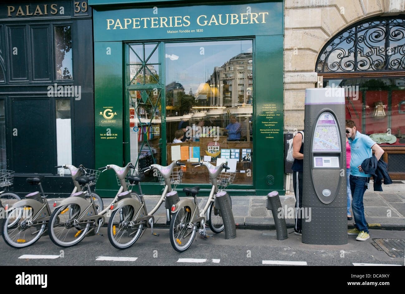 ´Vélib´ bike rental station, Paris, France Stock Photo - Alamy