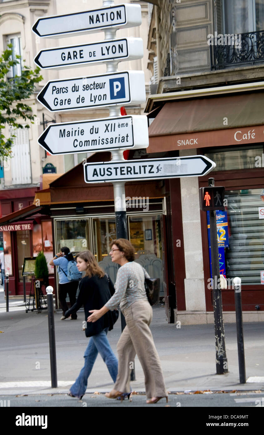Indications de direction hi-res stock photography and images - Alamy
