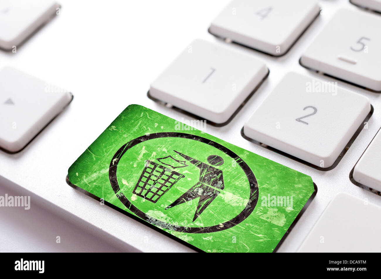 Green trash button on white keyboard Stock Photo - Alamy