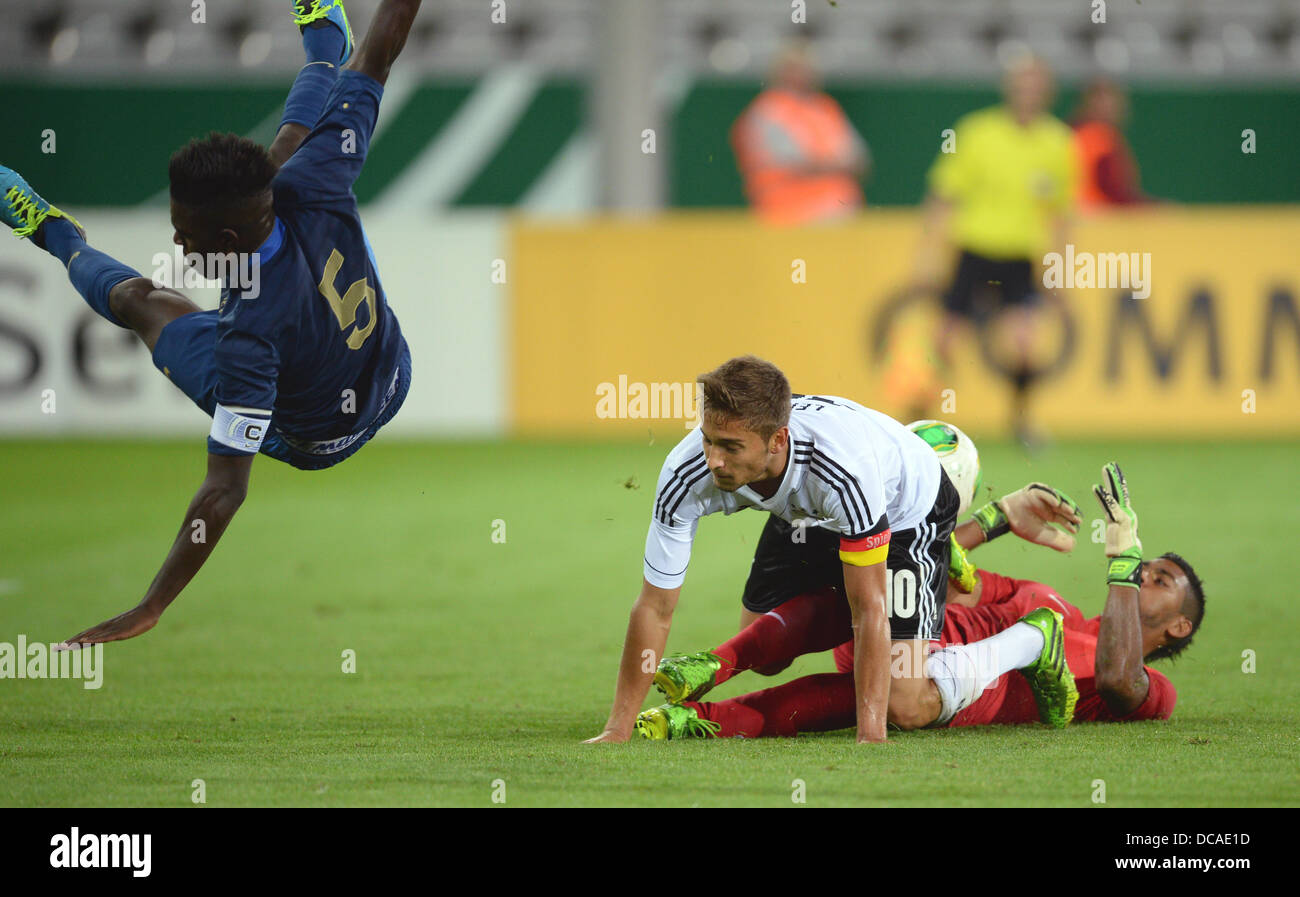 Samuel Umtiti (L) of France, Moritz Leitner (M) of Germany and ...