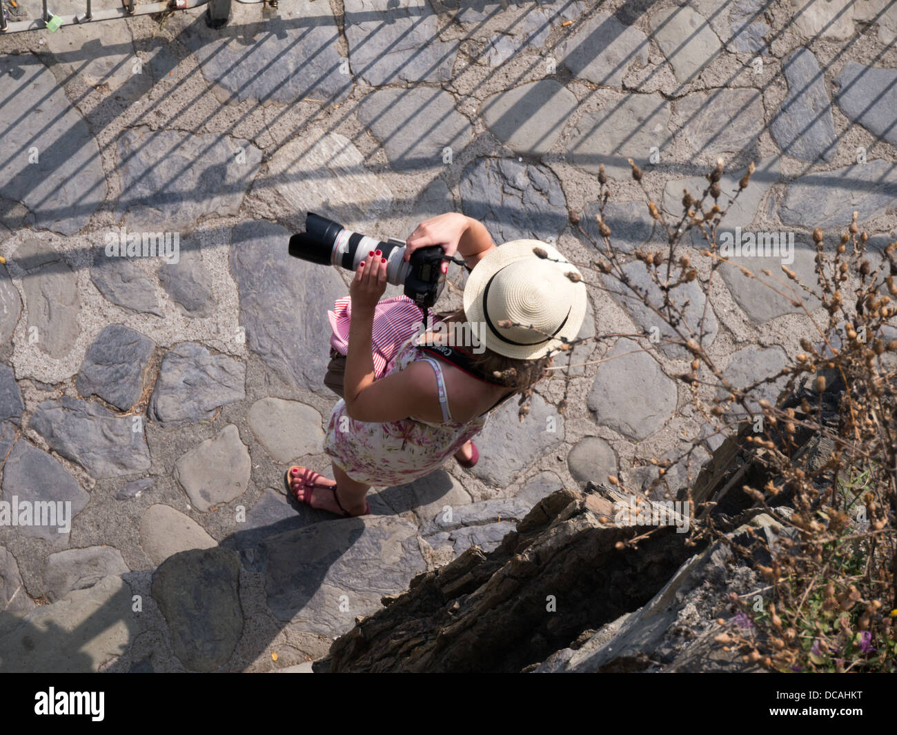 Woman photographer camera telephoto lens hi-res stock photography and ...