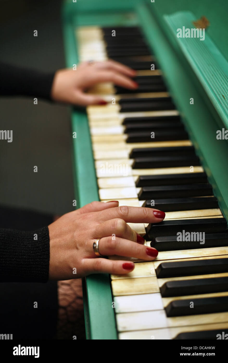 Green piano hi-res stock photography and images - Alamy
