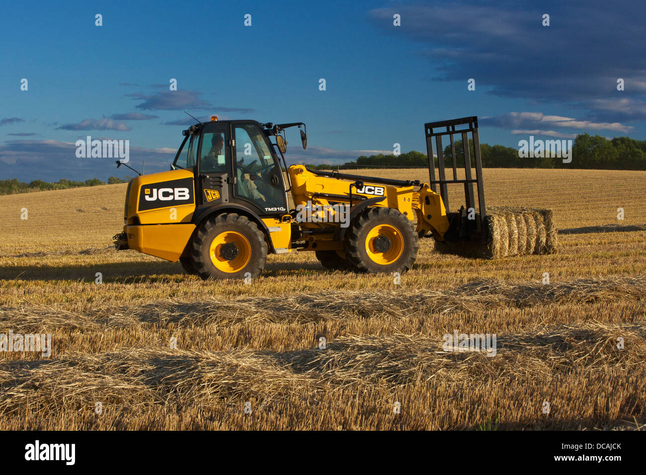 Stacking straw bales jcb tm hi-res stock photography and images - Alamy