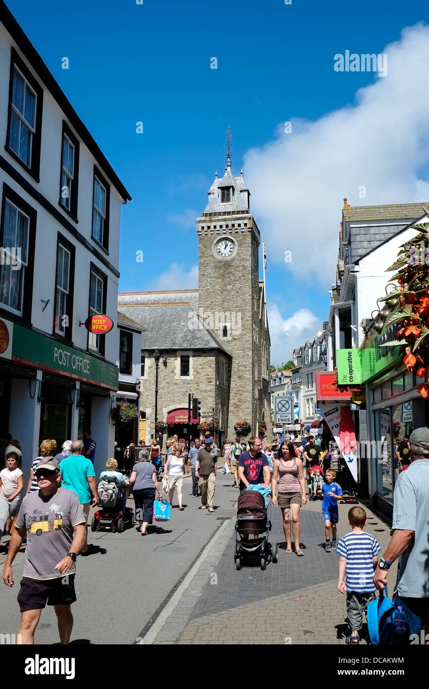 Holidaymakers strolling along Fore Street in Looe Stock Photo - Alamy