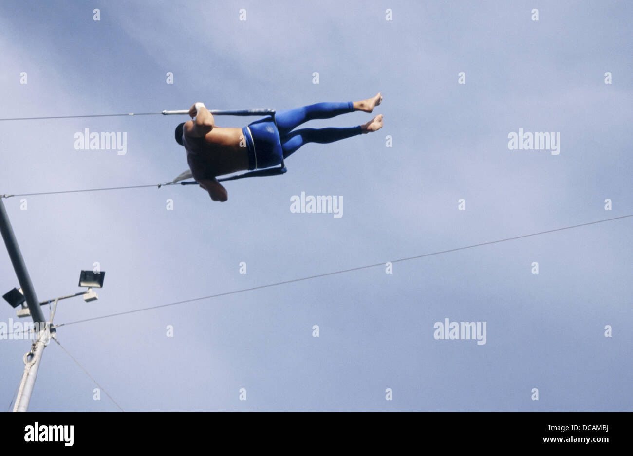 Flying trapeze people hi-res stock photography and images - Alamy