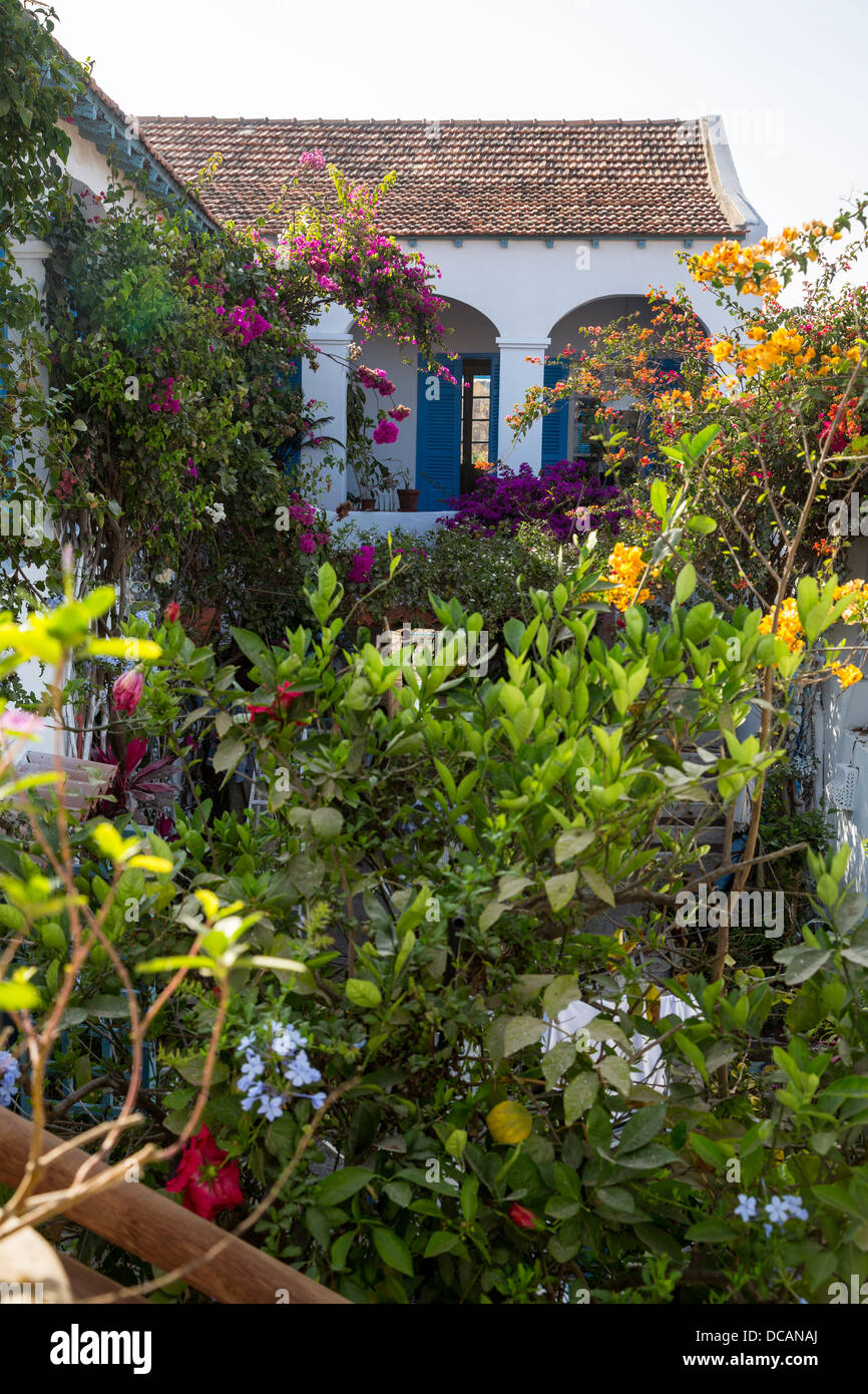 African courtyard hi-res stock photography and images - Alamy