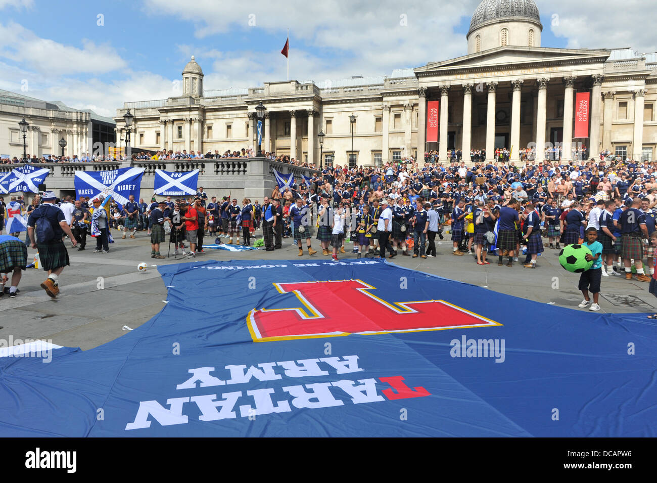 Trafalgar Square, London, UK. 14th August 2013. A giant tartan army ...