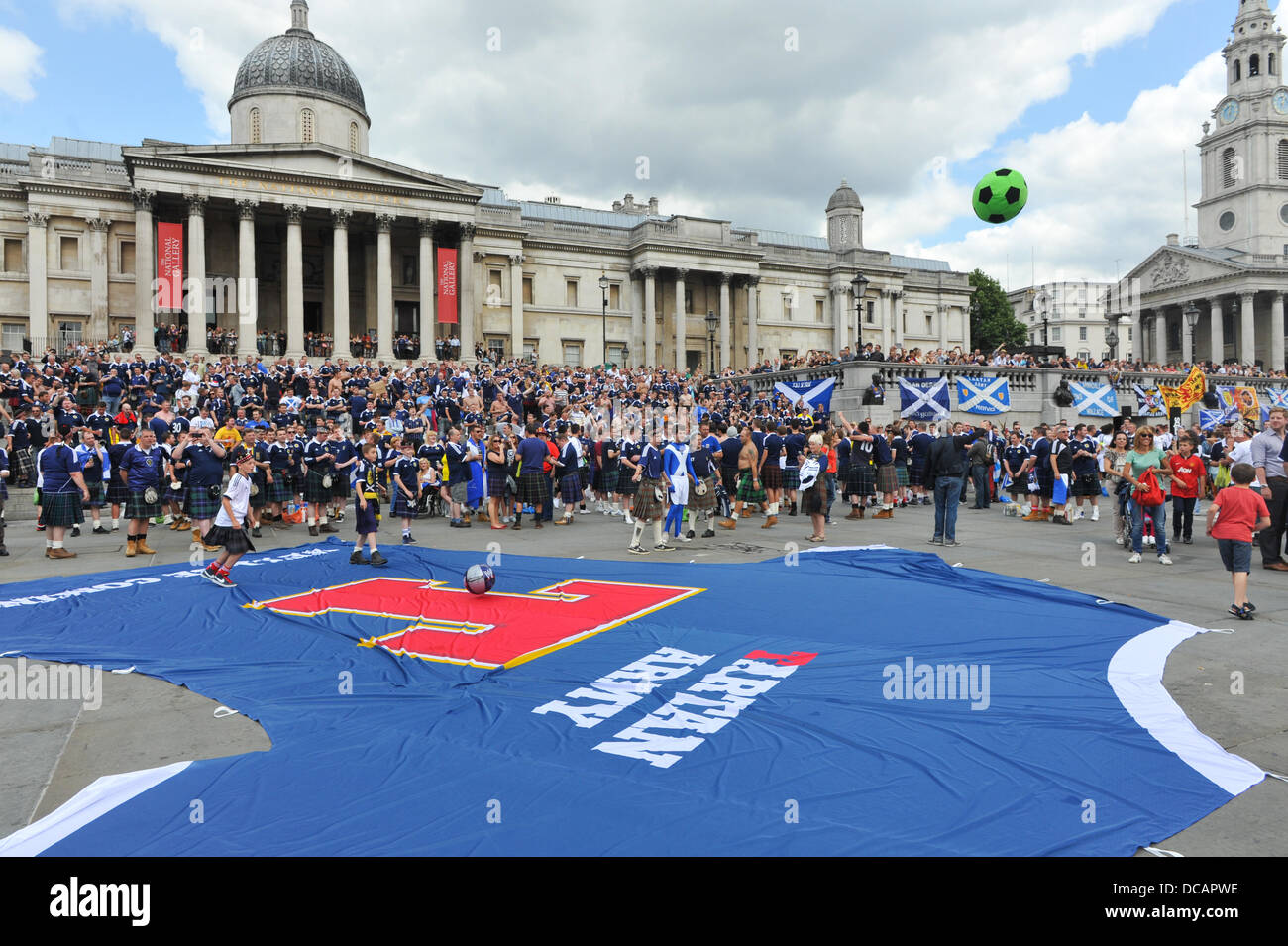 Trafalgar Square, London, UK. 14th August 2013. A giant tartan army ...