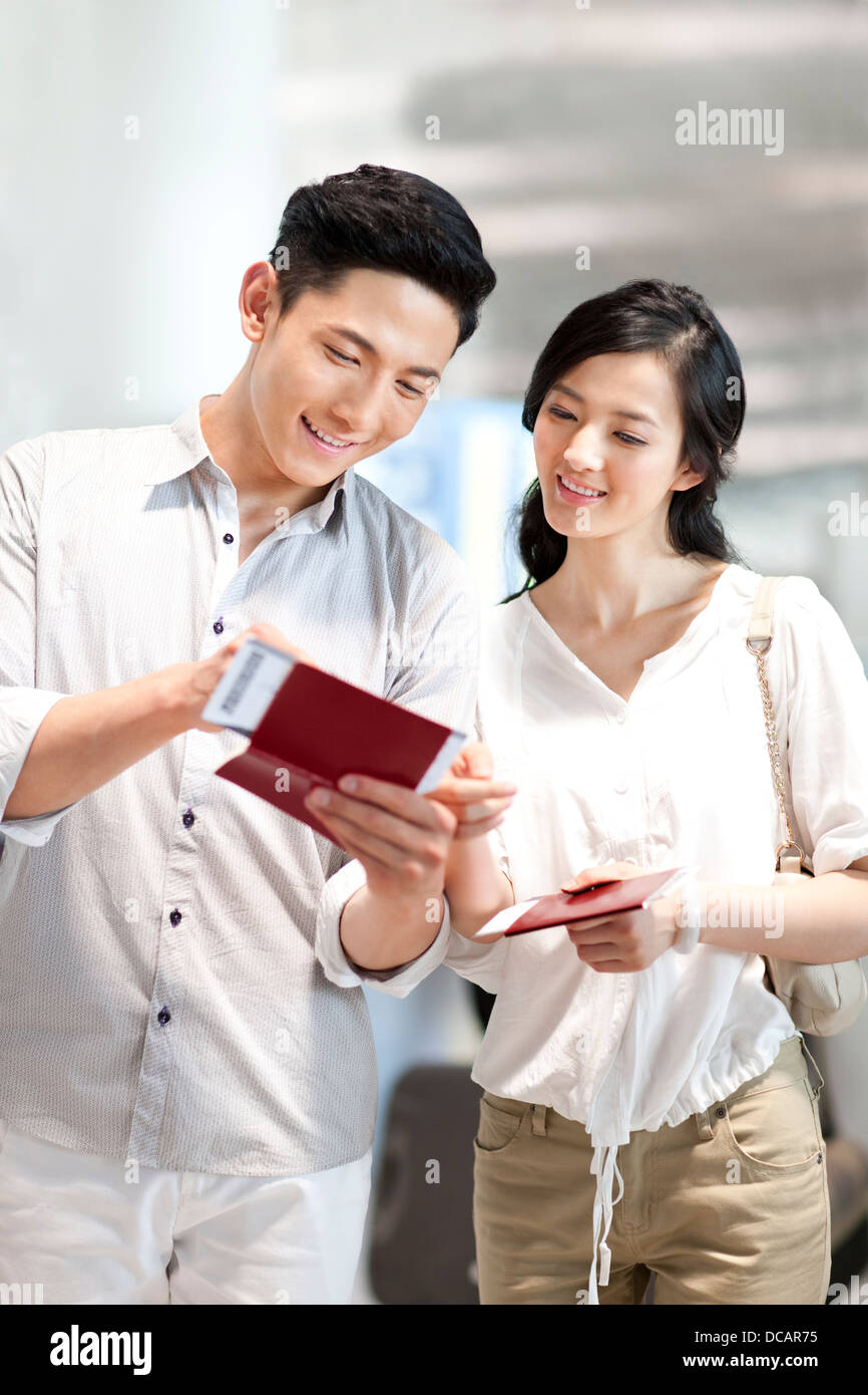 Couple looking for tickets passport hi-res stock photography and images ...