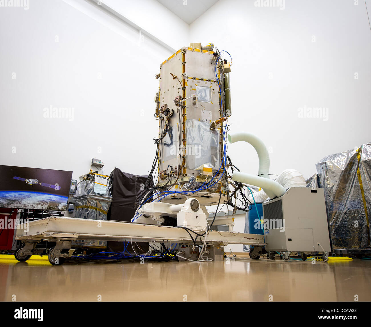 Nasa cleanroom hi-res stock photography and images - Alamy