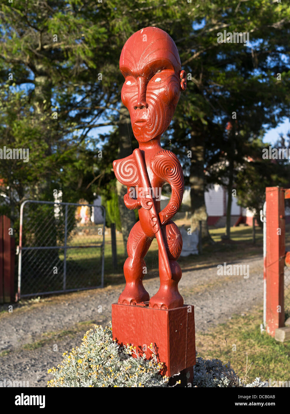 dh TOKAANU NEW ZEALAND Maori figure carving carved wood carvings Stock ...
